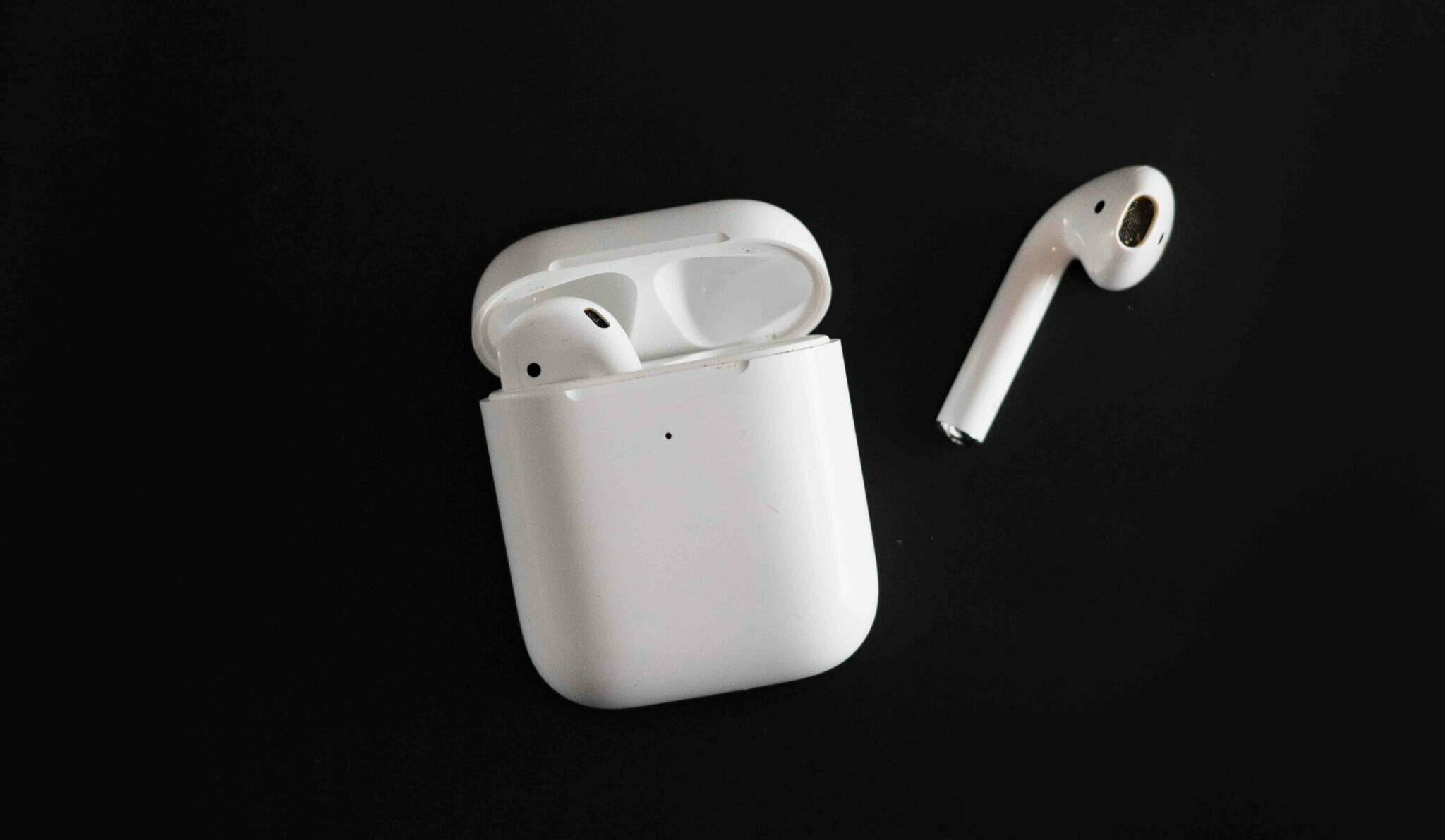 How Do Wireless Earbuds Work? (An In-Depth Analysis)